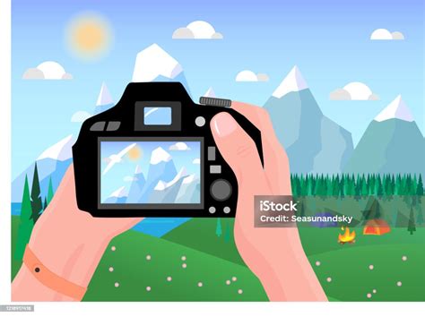 산 풍경 사진 카메라로 사진을 찍습니다 1인칭 시점 텐트와 화재가있는 여름 관광 캠프 호수 잔물결이있는 수면 소나무 숲 맑은 하늘 빛 구름 벡터 계절에 대한 스톡 벡터 아트