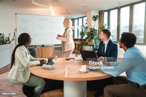 다인종 동료들에게 성장 전략을 제시하는 성공적인 여성 사업가 20 24세에 대한 스톡 사진 및 기타 이미지 20 24세 25 29세 30 34세 Istock