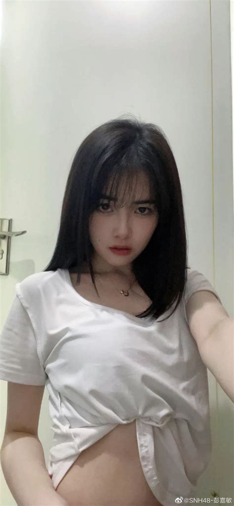 尘封忆起 On Twitter 彭嘉敏在中心因为性欲来了，只好去找保安大爷，吃人家的鸡巴，撅起屁股来给他送逼，操爽了之后准备拍几张照片发微博留作纪念，却忘记了外衣夹在乳罩里面没能整理好，不