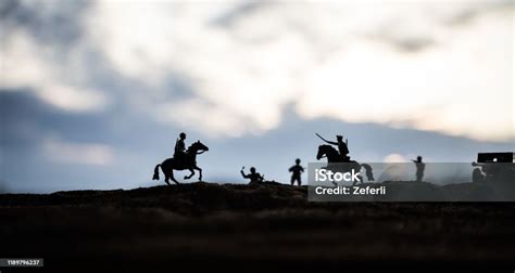 차 세계 대전 장교 어두운 안개 톤 배경에 싸울 준비가 칼과 군인 말에 라이더 전투 군인의 전투 장면 전장 개성 개념에 대한 스톡 사진 및 기타 이미지 Istock