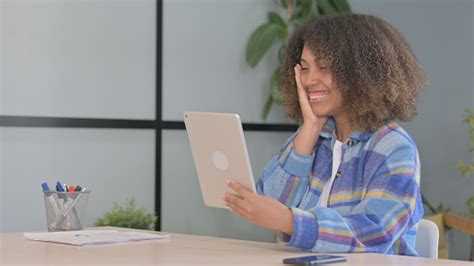 태블릿 Pc에서 성공을 축하하는 아프리카계 미국인 여성 20 29세에 대한 스톡 사진 및 기타 이미지 20 29세 긍정적인 감정 표현 기업 문화 Istock