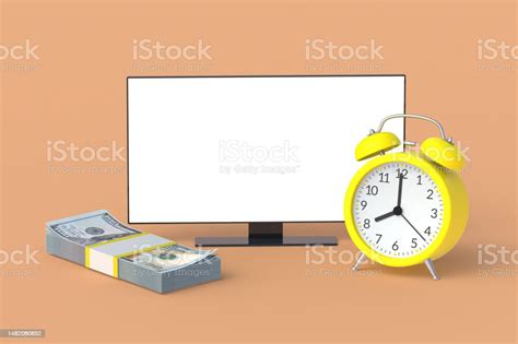 돈과 알람 시계 더미 근처에 흰색 격리 스크린이 있는 현대적인 Tv 현금 수수료 생산 비용 수수료 금액입니다 영화 촬영 산업
