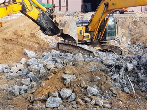 建筑工作拆除使用工业液压锤专业拆除钢筋混凝土结构金属配件杆混凝土高清图片下载 正版图片506388317 摄图网