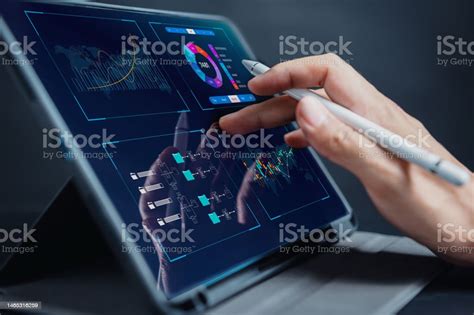 비즈니스 분석 및 데이터 관리 시스템에서 작동하는 비즈니스 데이터 분석은 데이터베이스에 연결된 Kpi 및 메트릭으로 보고서를