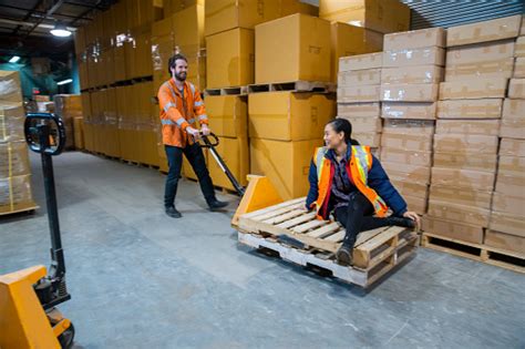 산업 창고 작업장 안전 주제 팔레트 잭과 팔레트를 가지고 놀고있는 두 명의 직원 20 29세에 대한 스톡 사진 및 기타 이미지 20 29세 2명 남자 Istock