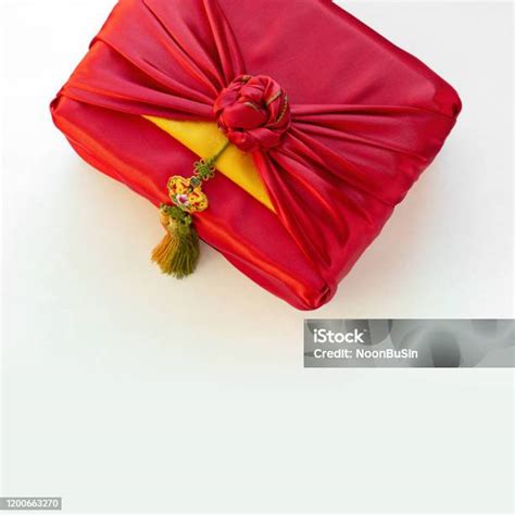 실크로 만든 한국전통 선물 포장천과 복사 공간이 있는 장식품 흰색 배경에 격리 맨 위 보기 0명에 대한 스톡 사진 및 기타 이미지 Istock