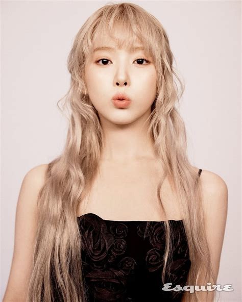 Nmixx Jiwoo 에스콰이어 1월호 스페셜 프로젝트 만 스무 살을 맞이한 지우가 사랑스러운 에디튜드와 밝은 에너지로 첫 개인 화보를 장식했어요 더 많은 화보는