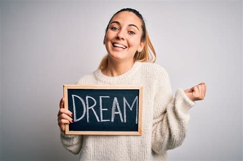 젊은 아름다운 금발의 여자 와 파란 눈 들고 칠판 과 꿈의 단어 메시지 비명 자랑과 승리와 성공을 축하 매우 흥분 응원 감정 감정에 대한 스톡 사진 및 기타 이미지 Istock