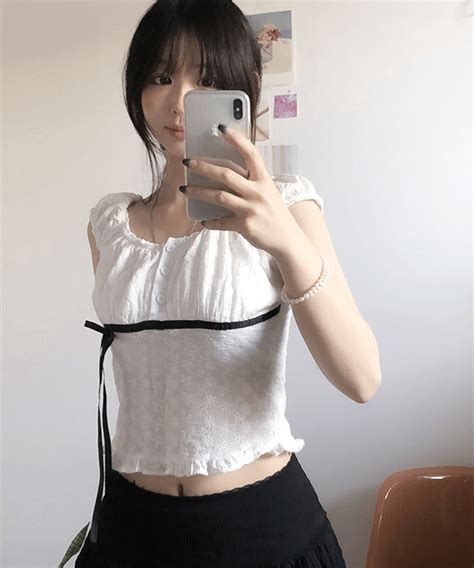 [시즌off소량세일] 소프 펀칭 레이스 블라우스 에이블리