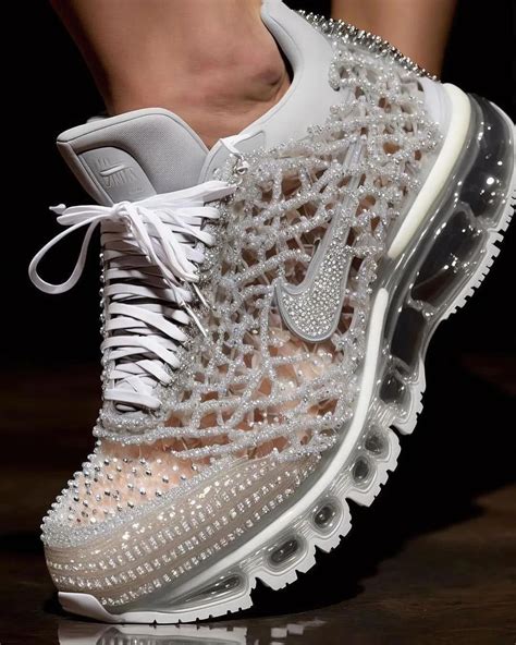 نایکی کفش‌های مخصوص عروس خانم‌ها تولید کرده؟ کتانی‌های نگین‌کاری‌شده چی بپوشم