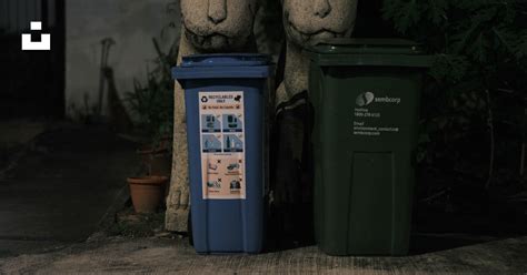 파란색과 검은색 쓰레기통 사진 Unsplash의 무료 조상 이미지