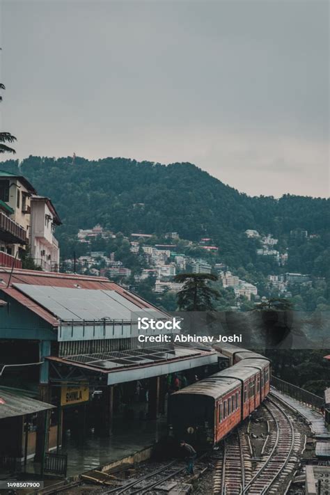 비오는 날 심라 기차역의 모습 칼카 심라 장난감 기차 유네스코 세계문화유산 철도 운송 심라에 대한 스톡 사진 및 기타 이미지 Istock