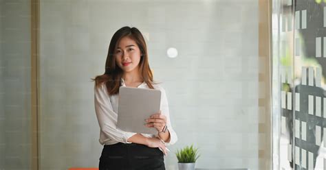 인물 사진은 현대 사무실에 서서 카메라를 바라보는 자신감 넘치는 사업가를 촬영했습니다 사진 Unsplash의 태국 이미지