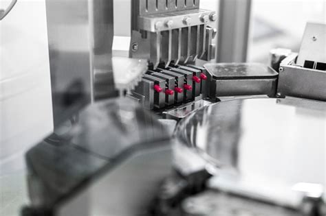 제약 공장의 실험실에서 생산 중에 볼 수있는 빨간색과 검은 색 알약을 닫으십시오 비타민에 대한 스톡 사진 및 기타 이미지 비타민 실험실 청정실 Istock