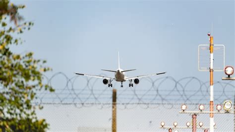 Пътници се барикадираха в самолет на летище Варна