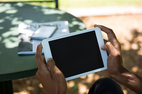 디지털 태블릿을 사용 하 여 야외 레스토랑에서 하는 사업 태블릿에 대한 스톡 사진 및 기타 이미지 태블릿 아프리카 민족 쥠 Istock