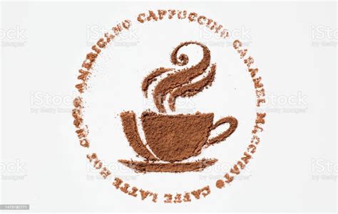 뜨거운 음료 비문 커피와 커피 또는 차 한 잔은 흰색 격리 된 배경에 분쇄 커피로 만들어집니다 기치 0명에 대한 스톡 사진 및 기타 이미지 Istock