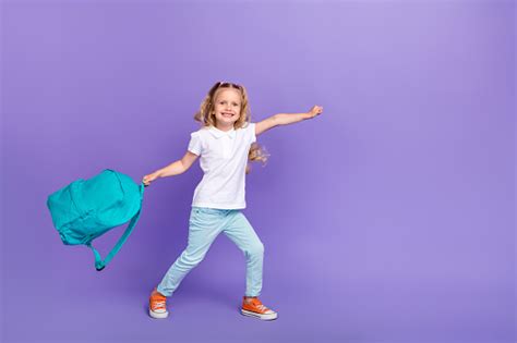 예쁜 작은 소녀 포니 테일 홀드 배낭 쇼핑 프로모션 착용 세련된 흰색 옷 보라색 배경에 고립 된 전체 크기 사진 4 5세에 대한 스톡 사진 및 기타 이미지 Istock