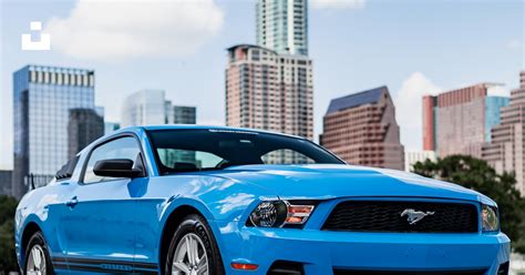 낮 동안 회색 콘크리트 포장도로에 주차된 파란색 Bmw M 3 쿠페 사진 Unsplash의 무료 자동차 이미지