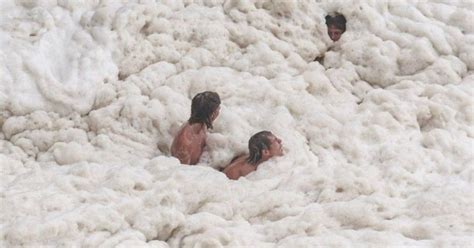 피부 접촉해도 괜찮나새하얀 거품으로 뒤덮인 호주 해변