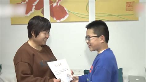 小学开设 父母学校”：10岁儿子给妈妈发优秀学员奖凤凰网视频凤凰网