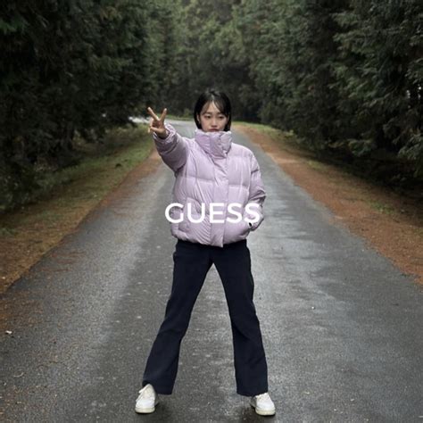 게스 패딩 수지 송강 페더라이트 숏패딩으로 겨울코디 네이버 블로그