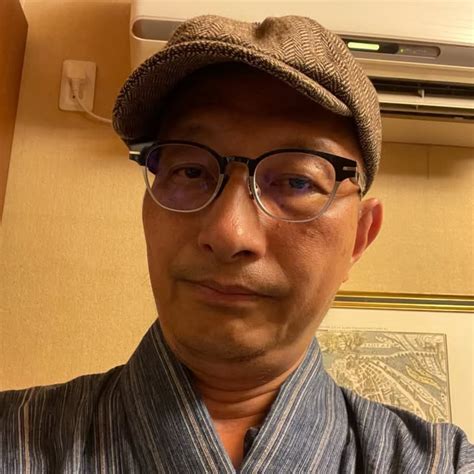 基本的に年上だろうが年下だろうが女性をデートに誘う時は全額払ってます。それが基本だと思ってます。そんな男性はやめとき。甲斐性のない男です。一時