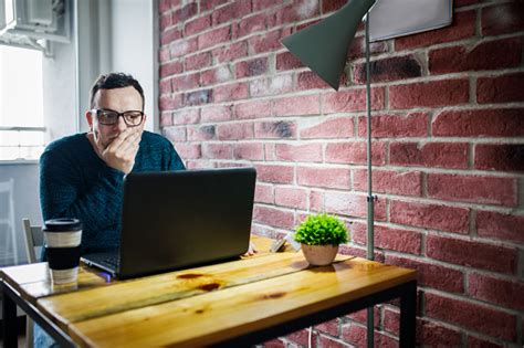 집에서 책상 이나 작은 사무실에 노트북 라인에 보고 나쁜 뉴스를 걱정 하는 슬픈 프리랜서 남자 가정 생활에 대한 스톡 사진 및 기타 이미지 Istock