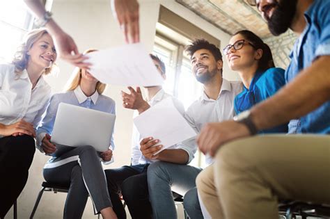 비즈니스 기술 및 사람 개념사무실에서 작업 하는 창조적 인 팀 또는 디자이너 개념에 대한 스톡 사진 및 기타 이미지 개념 계획 기업 문화 Istock