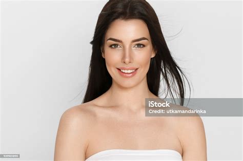 Beautyful 피부 관리 여자 뷰티 개념 건강 한 얼굴 메이크업 여성 모델 초상화 아름 다운 입술 목과 어깨와 스파 모델 소녀 갈색 머리에 대한 스톡 사진 및 기타