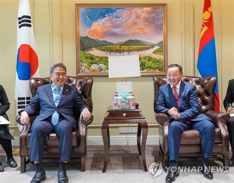 몽골 외교부 사무차관 영접받는 박진 장관 연합뉴스