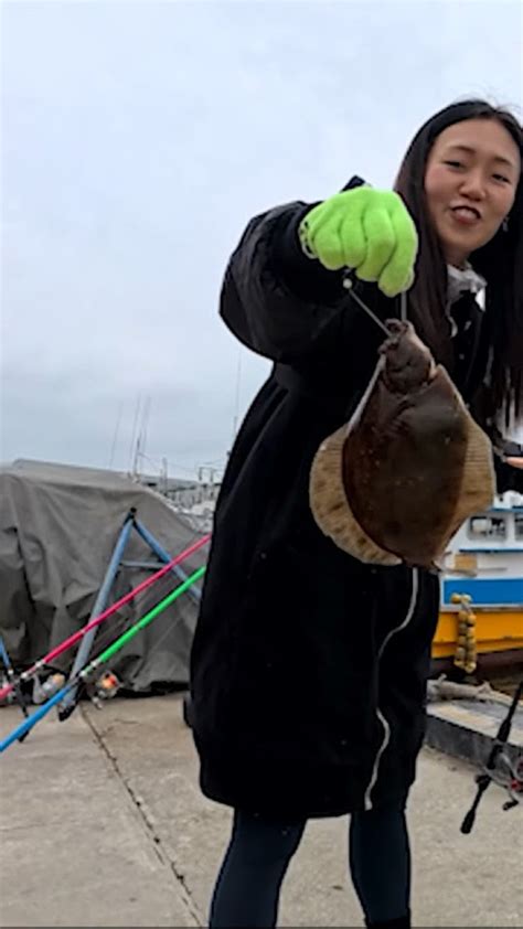 [울진 죽변항] 내항 배 밑에 이만한 도다리가 살아요 낚시하는여자 낚시 죽변항 울진 울진낚시 Youtube