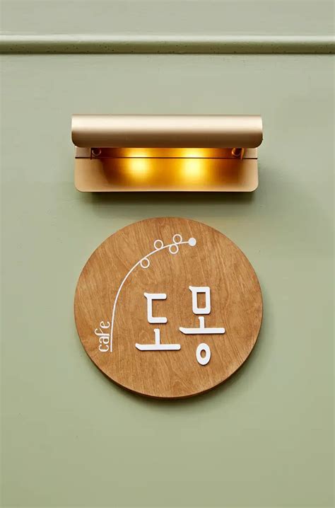 화이트and우드톤 따뜻한 분위기의 8평 작은상가인테리어 시공