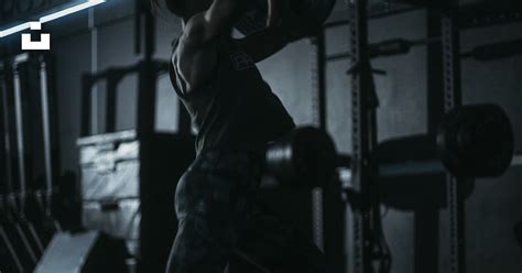 어두운 체육관에서 바벨을 들어 올리는 남자 사진 Unsplash의 무료 남자 이미지