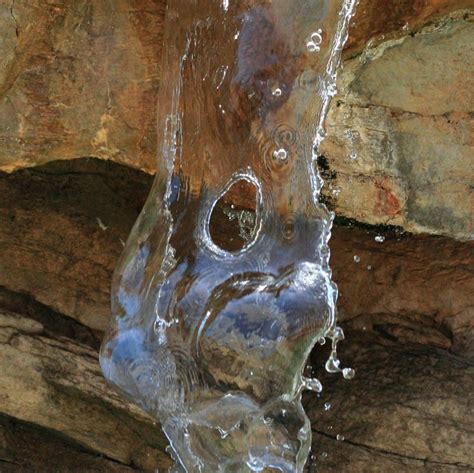 맑은 물이 떨어지는 그 순간 배경 물 어항