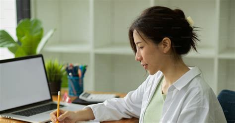 디지털 초안을 만드는 예쁜 여성 건축가 엔지니어 메모장과 디지털 태블릿에 대한 스케치 계획 현대적인 사무실 작업 공간에서 노트북 모형 사진 Unsplash의 태국 이미지