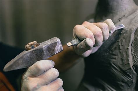 남자 조각가 조각 가슴 가슴 인간의 여자 조각을 만듭니다 동상 공예 창조 워크샵 모형에 대한 스톡 사진 및 기타 이미지 모형 예술가의 모델 인체 Istock