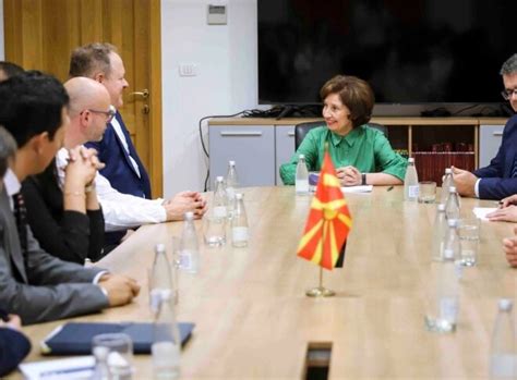 Средба на Сиљановска Давкова со претставници на НДИ и учесници на Обуката за младинско лидерство