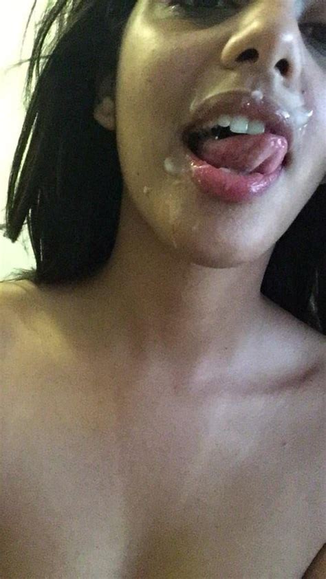 Contribuição Caseira Nacional Moreninha Tira Fotos Exibindo Sua