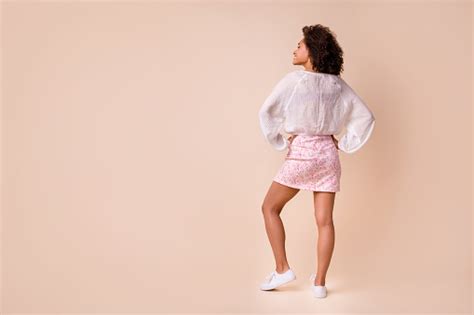 화려한 예쁜 숙녀의 전체 길이 사진 흰색 상단을 입고 빈 공간 고립 베이지 색 배경 20 24세에 대한 스톡 사진 및 기타 이미지 20 24세 가발 갈색 머리