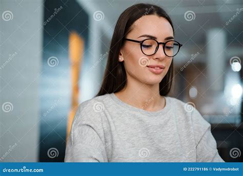 Jovencita Complacida Con Anteojos Sonriendo Mientras Posaba En Casa Foto De Archivo Imagen De