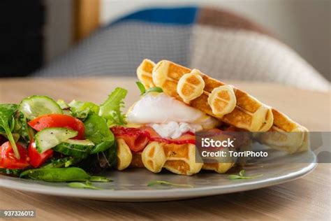 맛 있는 벨기에 와플 계란 반 숙 연어와 샐러드 달걀 베네딕트미국 아침 식사 0명에 대한 스톡 사진 및 기타 이미지 0명