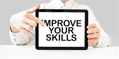 Texto Mejorar Sus Habilidades En La Pantalla De La Tableta En Manos De