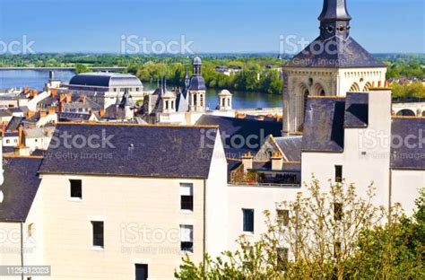 놀라운 소 뮈 르 프랑스의 작은 마에 아름 다운 볼 수 있습니다 많은 백색과 회색 집 근처 루아르 강 오픈 지붕에 정원의 근접 촬영 따뜻한 봄 아침 조용한 분위기 스카이