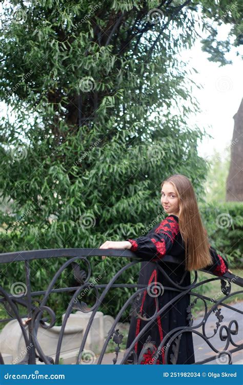 Jovem Ucraniana Encantadora Vestida Nacional Vermelha E Negra Ao Ar Livre Linda Garota