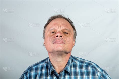 一个不负责任又满足的人