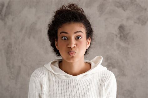 Mulher Engraçada Fazendo Beicinho Fazendo Caretas Foto Grátis