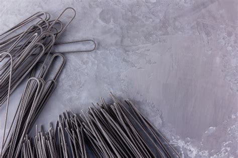 회색 배경에 검은 파스타입니다 시멘트 배경에 검은 스파게티 오징어 잉크를 곁들인 생 스파게티 음식 배경 개념입니다 맨 위 보기 복사 공간 0명에 대한 스톡 사진 및 기타