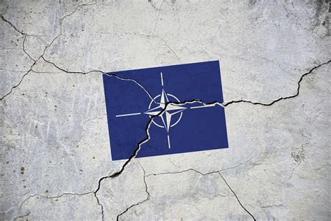 Во Франции заявили о возможном распаде НАТО и освобождении Европы от контроля США Газета Ru