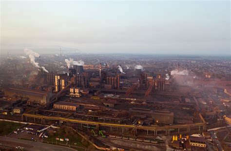 산업 파이프에서 대기로 방출 스모크 스택 파이프는 무인 항공기로 촬영 야경 0명에 대한 스톡 사진 및 기타 이미지 0명 강철 공장 산업 건물 Istock